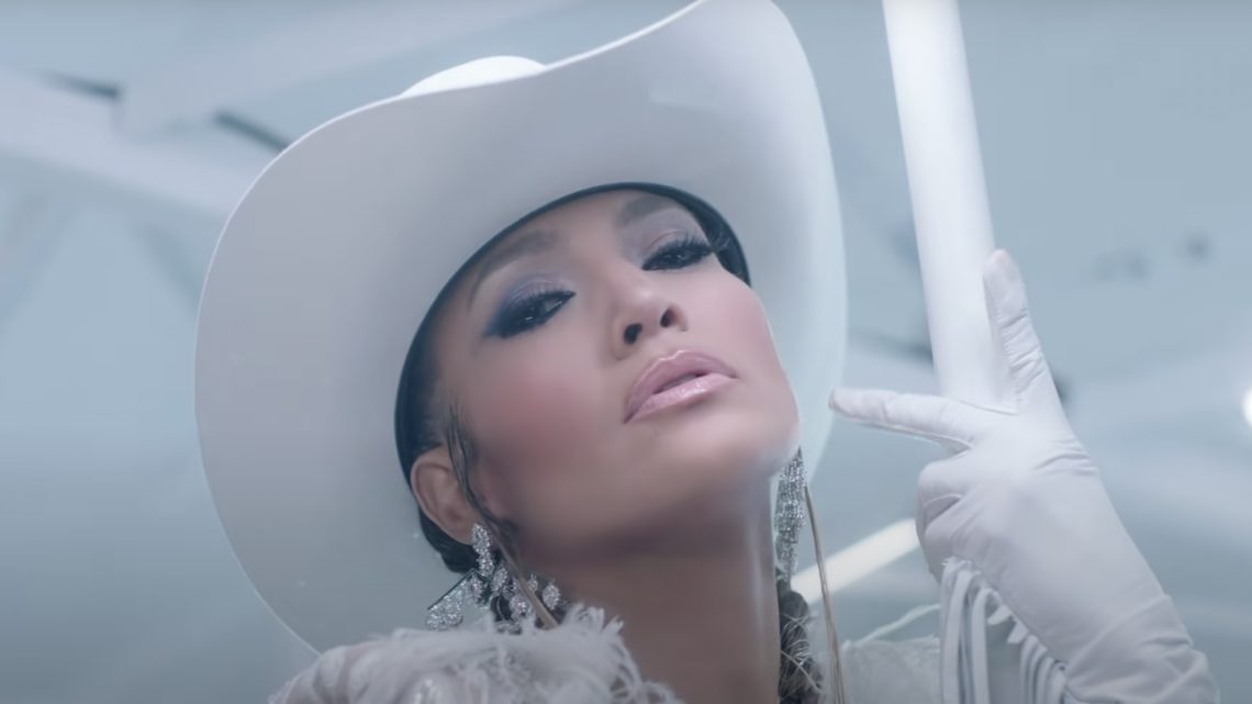 Gwen Stefani goes behind the scenes of new 'Slow Clap' video - Retro ...