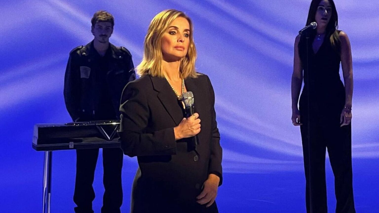 Louise debuts solo Greatest Hits medley amid of 30th anniversary album ...