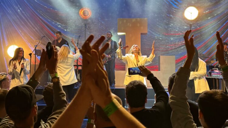 Louise celebrates her Greatest Hits, stages mini Eternal Reunion during ...